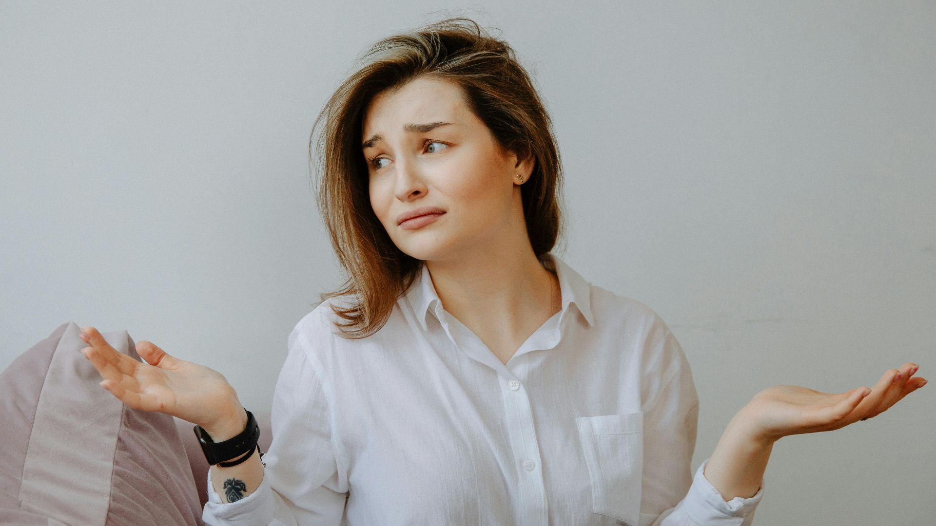20 little things women do that annoy men