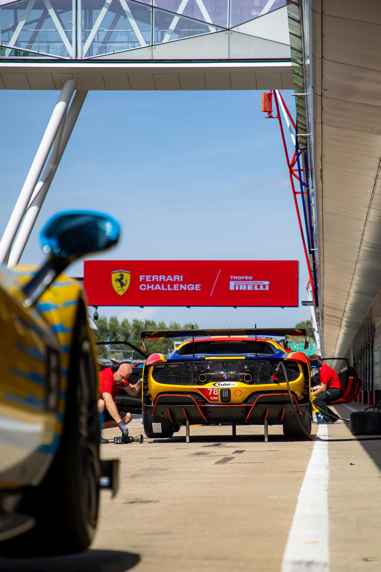 Motorsport photographer wins Ferrari competition using mirrorless+DSLR ...
