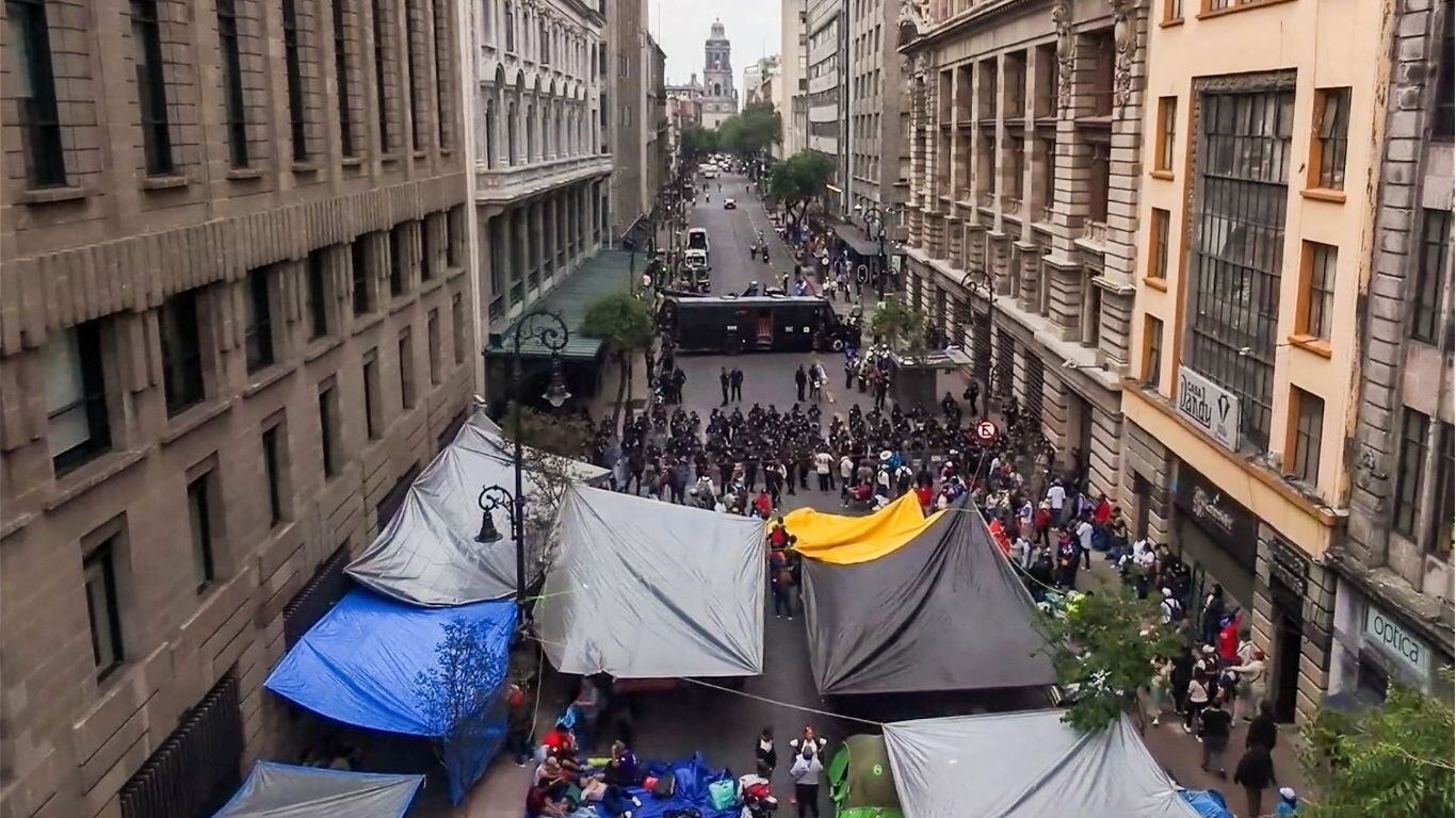 Muere integrante de la CNTE en pleno plantón del Centro Histórico de la ...