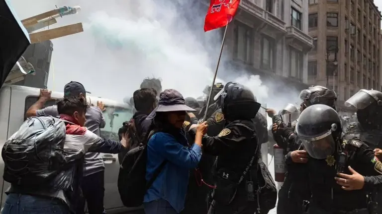 Muere integrante de la CNTE en pleno plantón del Centro Histórico de la ...