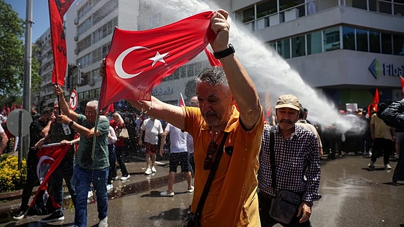 Turchia, la polizia disperde la folla prima del discorso dell'ex leader ...
