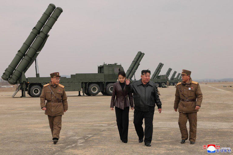 Corea del Norte lanzó varios proyectiles, incluido un misil balístico ...