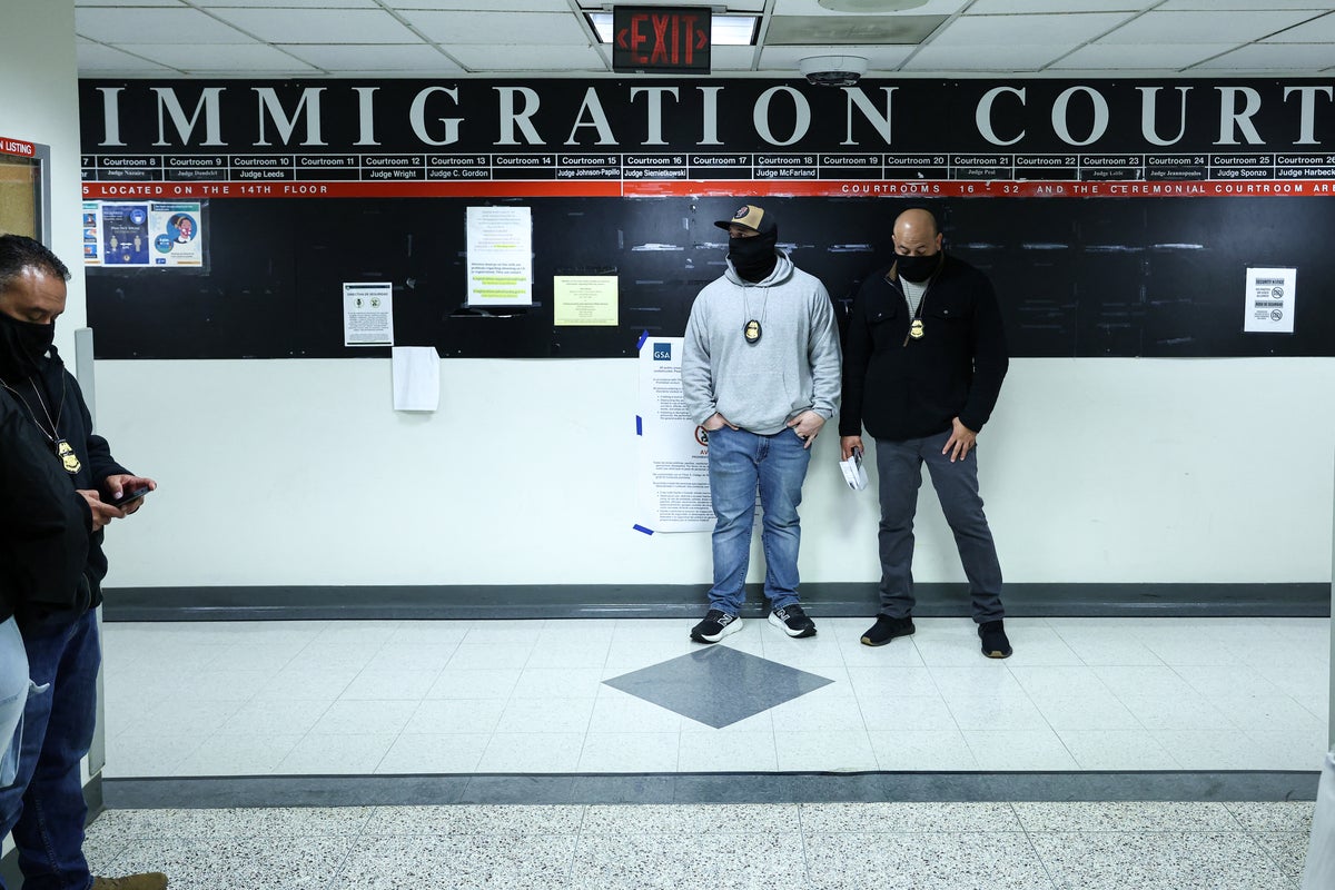 Immigration court hearings pack in 100 people to speed up deportations