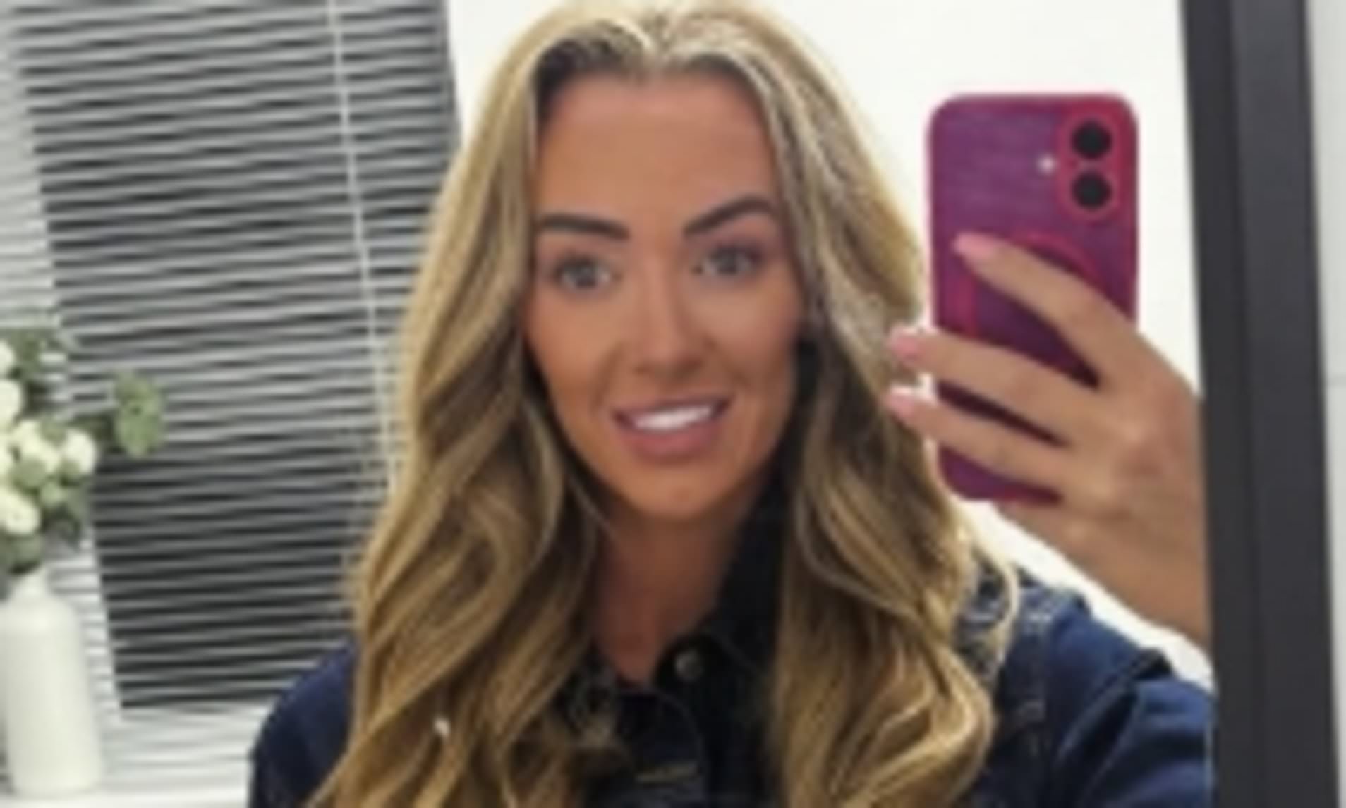 Female prison officer who allowed inmate to keep mobile phone so they ...