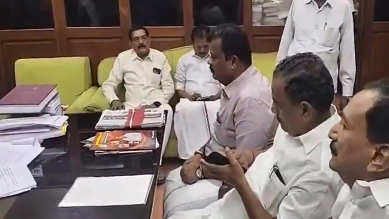 Tamil Nadu political crisis: Rebel AIADMK MLA Balakrishna Reddy backs ...