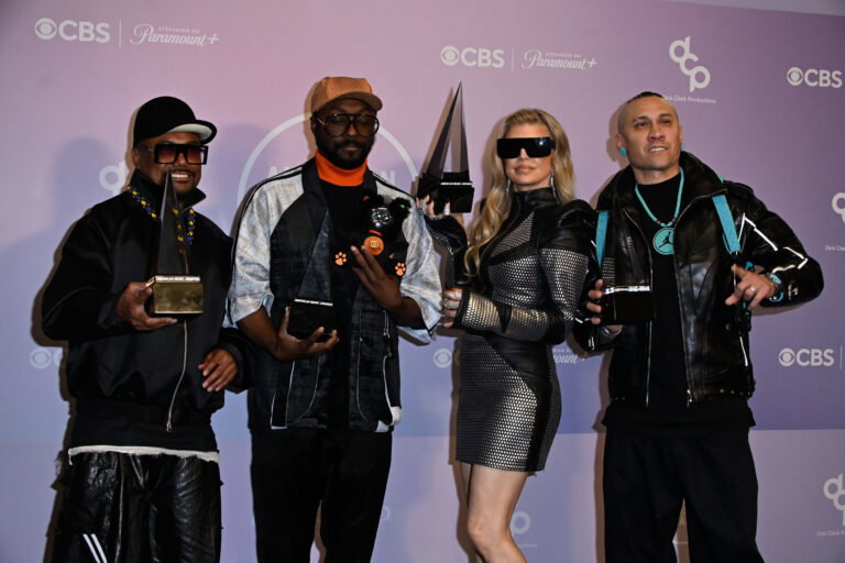 Fergie herenigt met Black Eyed Peas voor AMA-overwinning