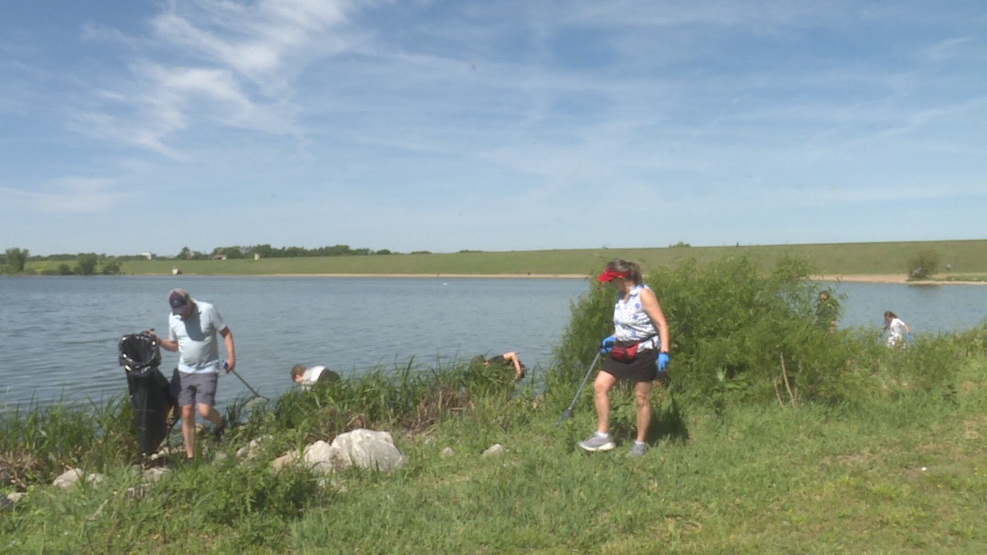 Volunteers clean up Holmes Lake for the Great American Cleanup