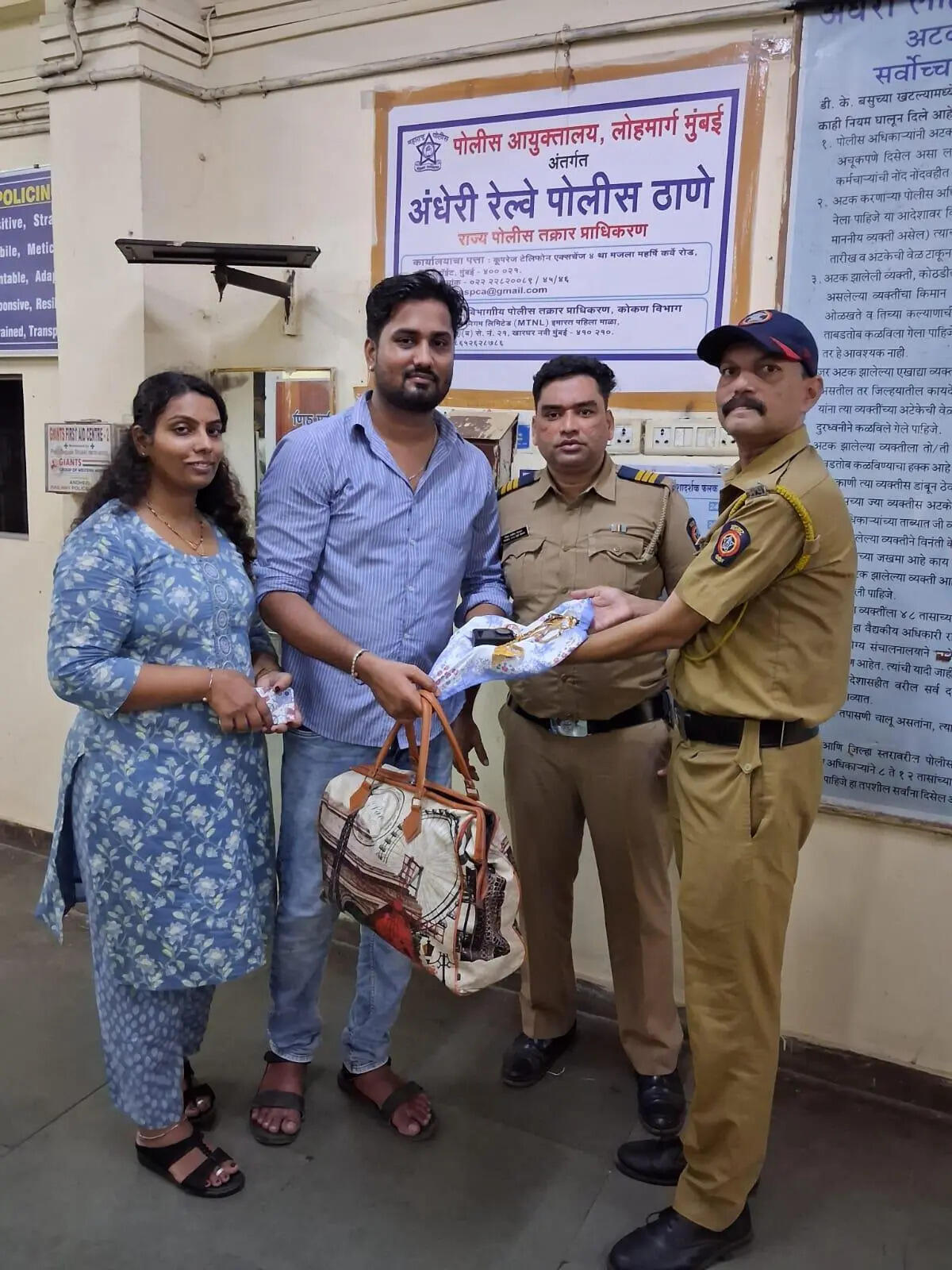 Jewellery, digicam worth Rs 11L forgotten in Mumbai local returned to owner