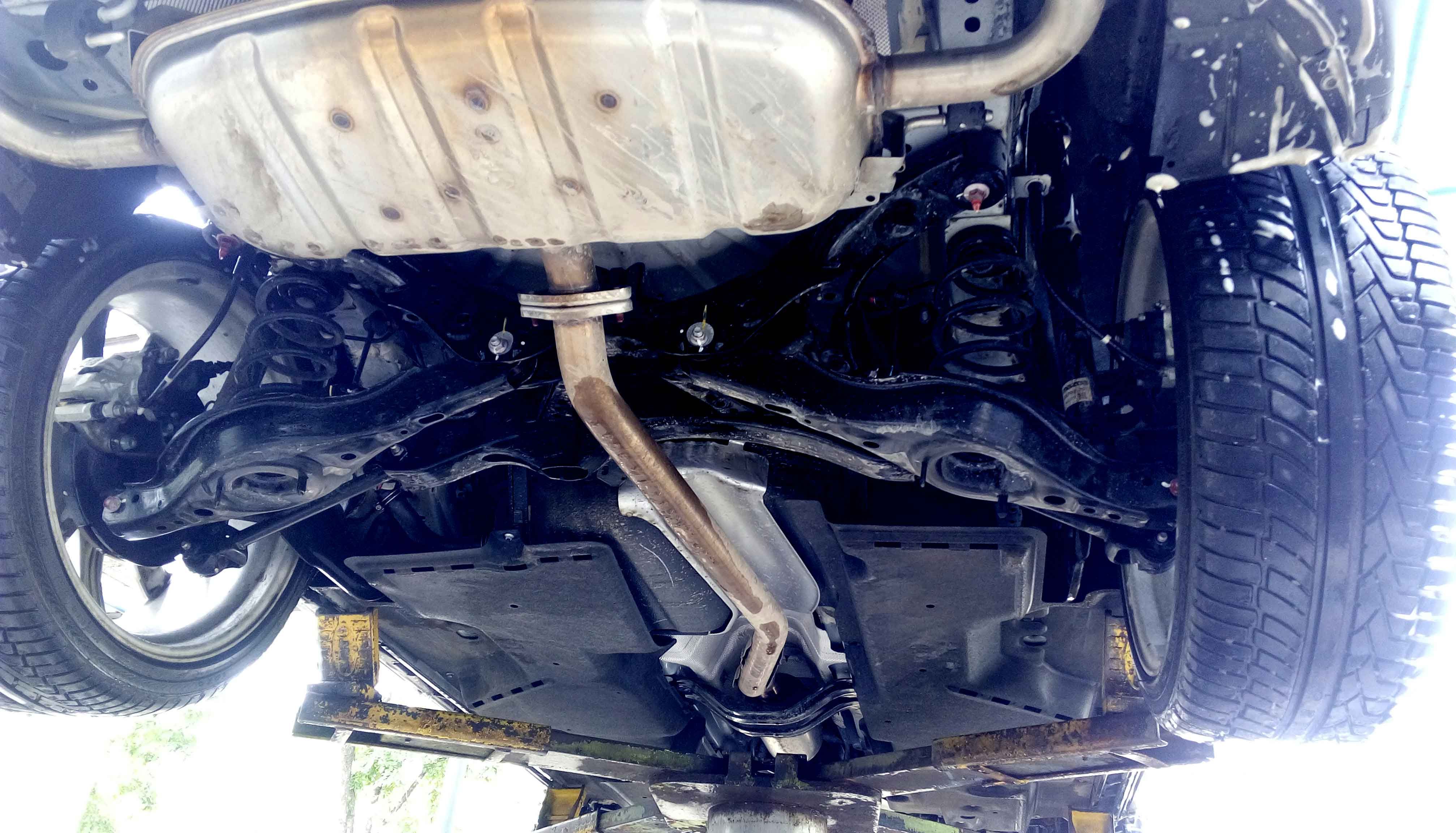 Ternyata ini sebabnya membersihkan kolong mobil bekas itu penting