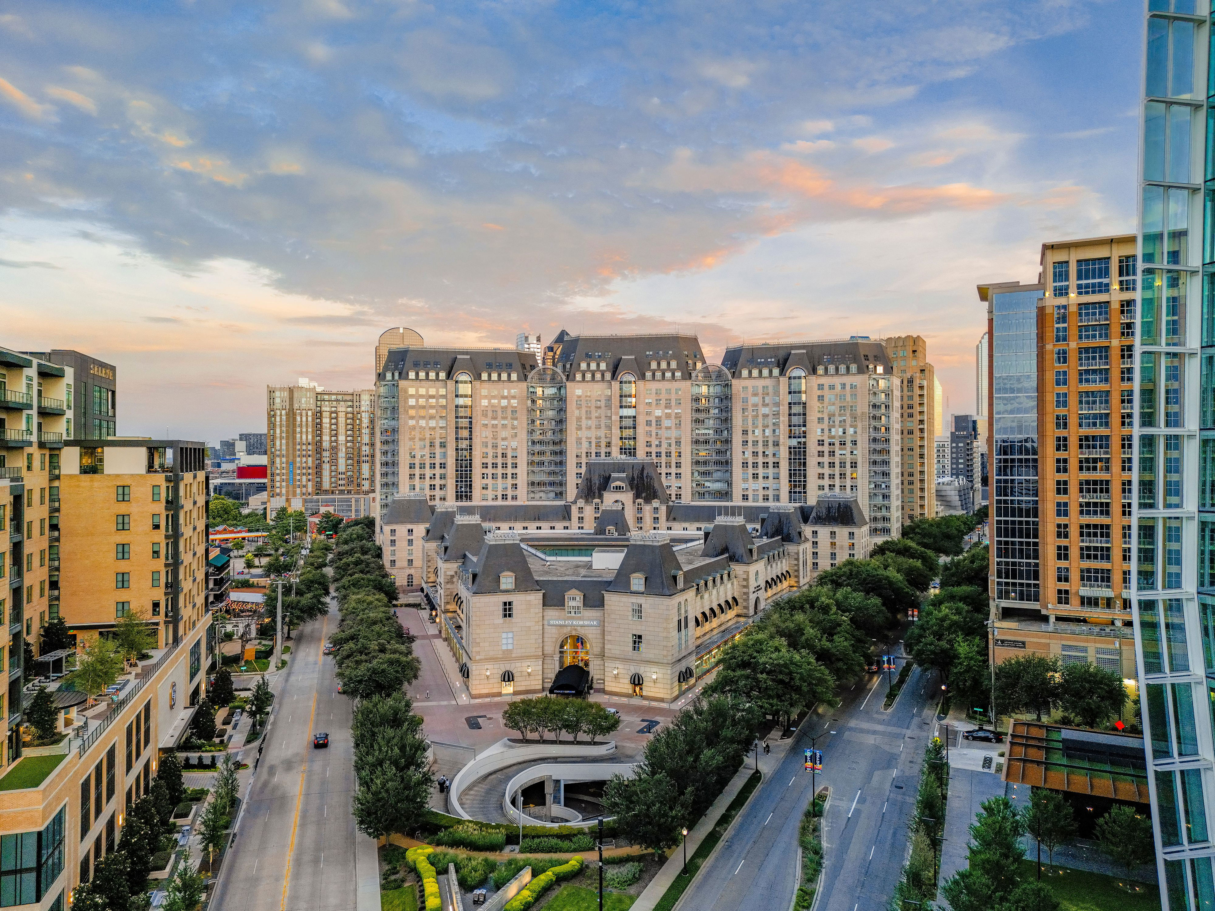 Where to stay in Dallas if you like to eat