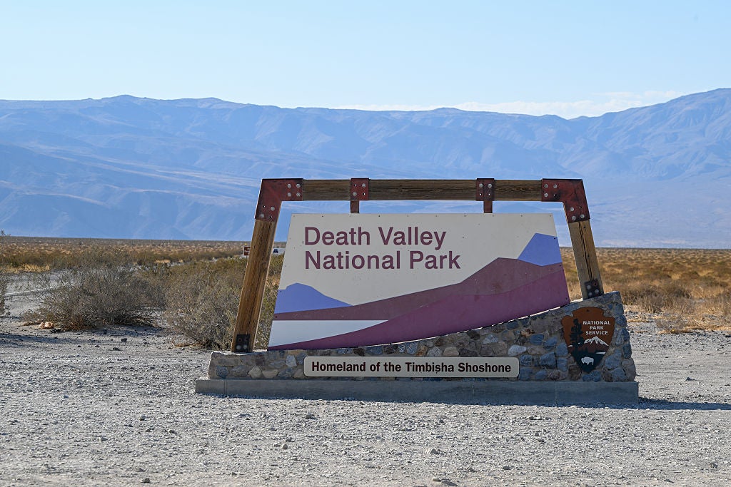'Sailing stones': The mystery behind the crawling rocks of Death Valley ...