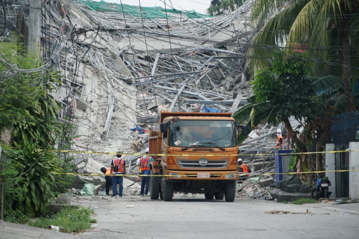 Rescue efforts cease at collapsed building
