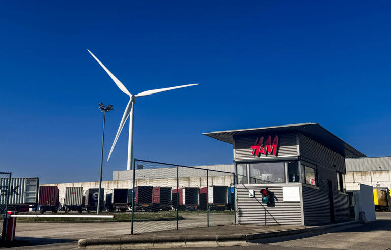 Werknemers distributiecentrum H&M Logistics in Ghlin blokkeren toegang ...