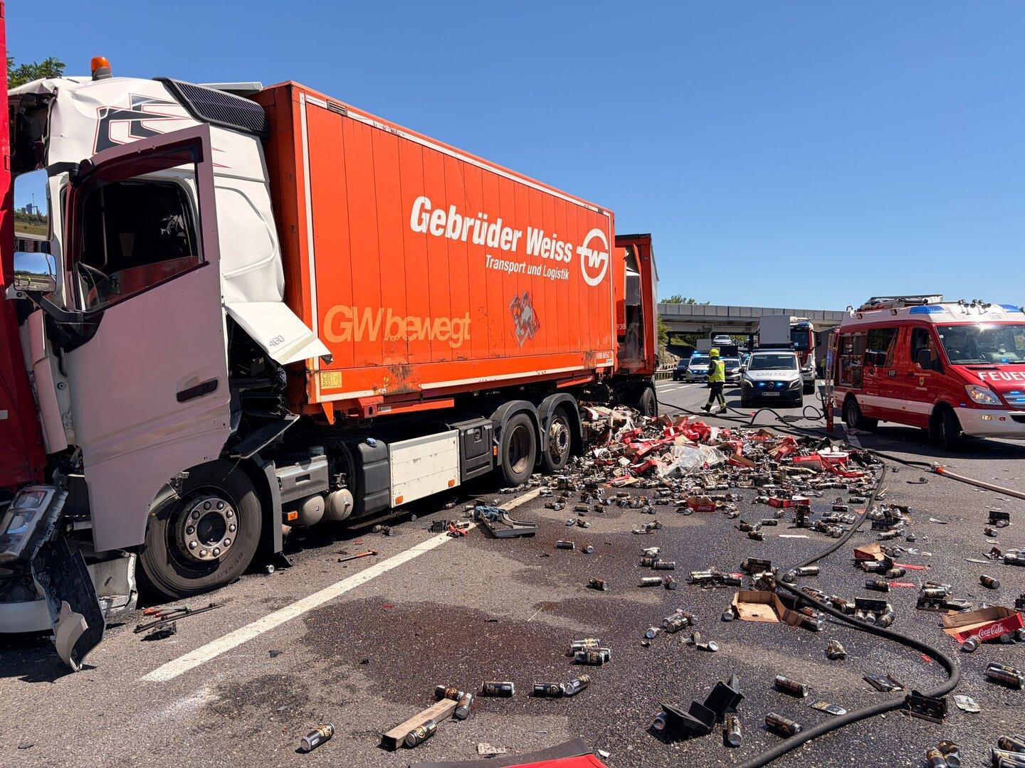 Stundenlange Sperre auf A4 nach Unfall mit drei Lkw