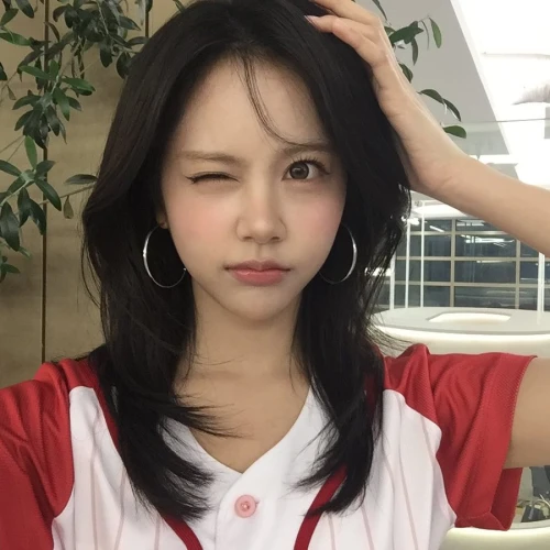 Inspirasi gaya rambut wolf cut yang edgy namun tetap feminin