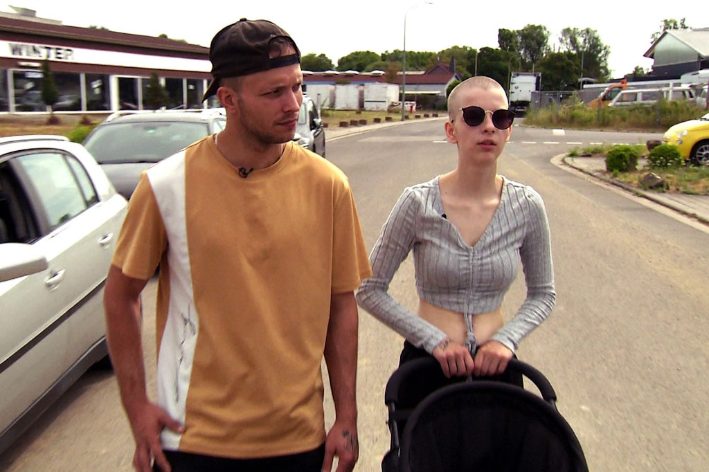 „Armes Deutschland“: Mike und Angelique sortieren Essen von der Tafel aus