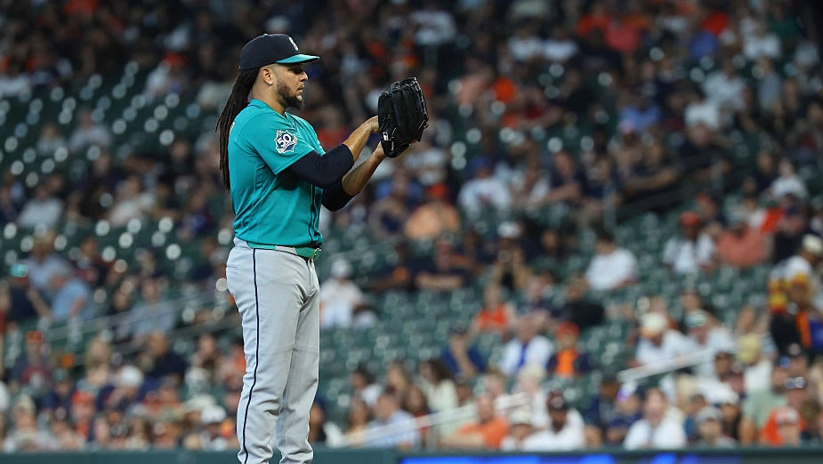 Castillo's dugout anger spotlights Mariners' risky piggyback plan