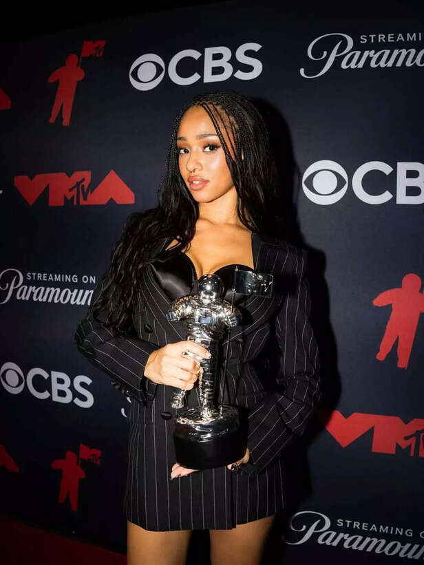 Why KATSEYE leader Sophia's emotional BTS shoutout at the AMAs sparked ...