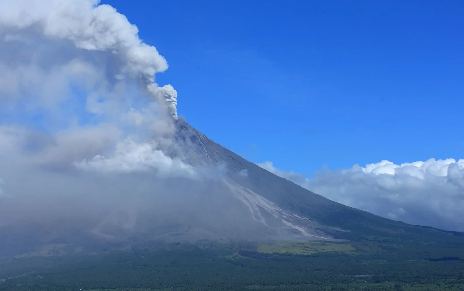 Meteor burns up over erupting Mayon volcano in rare sighting