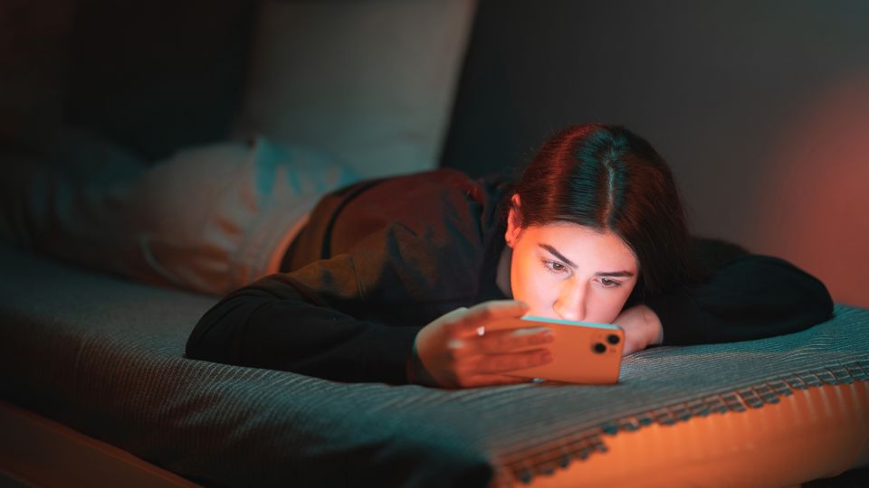 Teens need to press pause on late-night doomscrolling
