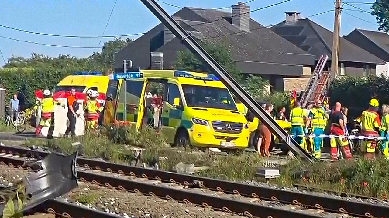 Zug kollidiert mit Schulbus in Belgien – vier Tote und Verletzte