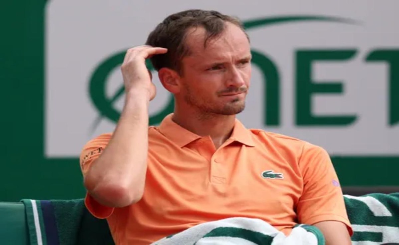 Daniil Medvedev suffers another Roland-Garros nightmare in stunning ...