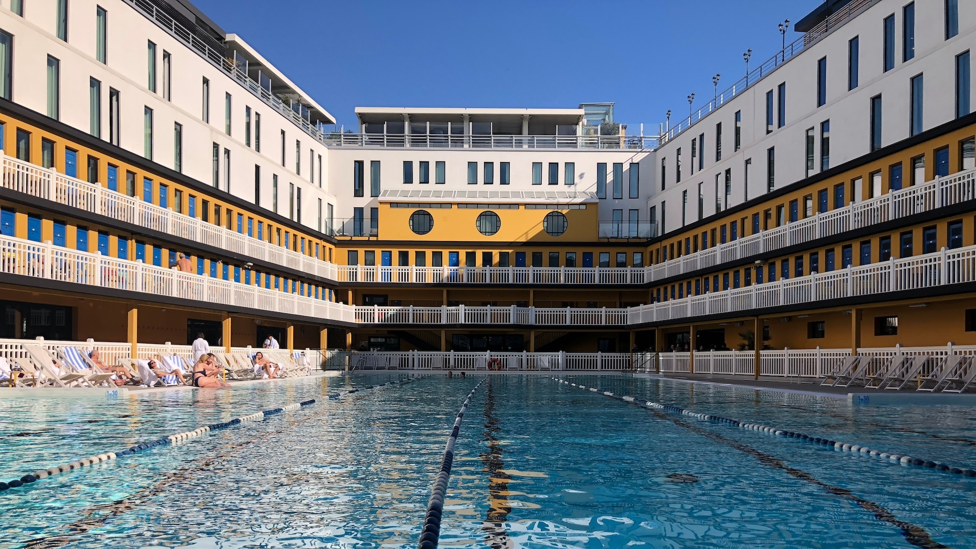 Canicule à Paris : les meilleures piscines en plein air