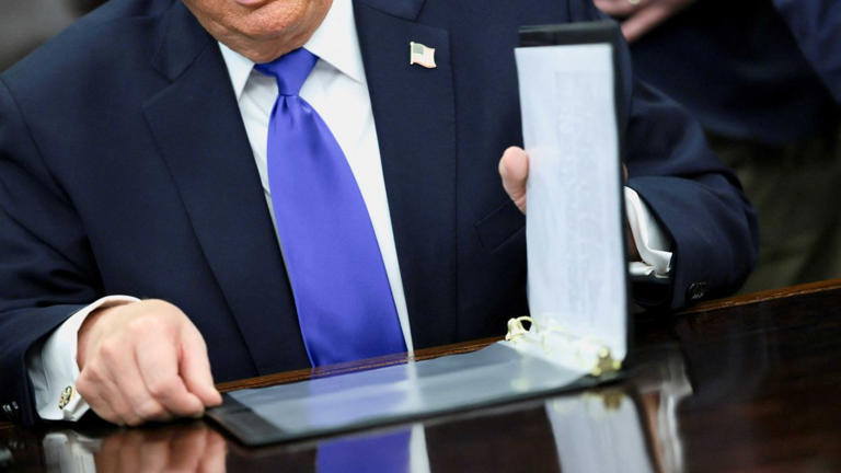Trump sitting on 'ticking time bomb' poised to send US into 'permanent ...