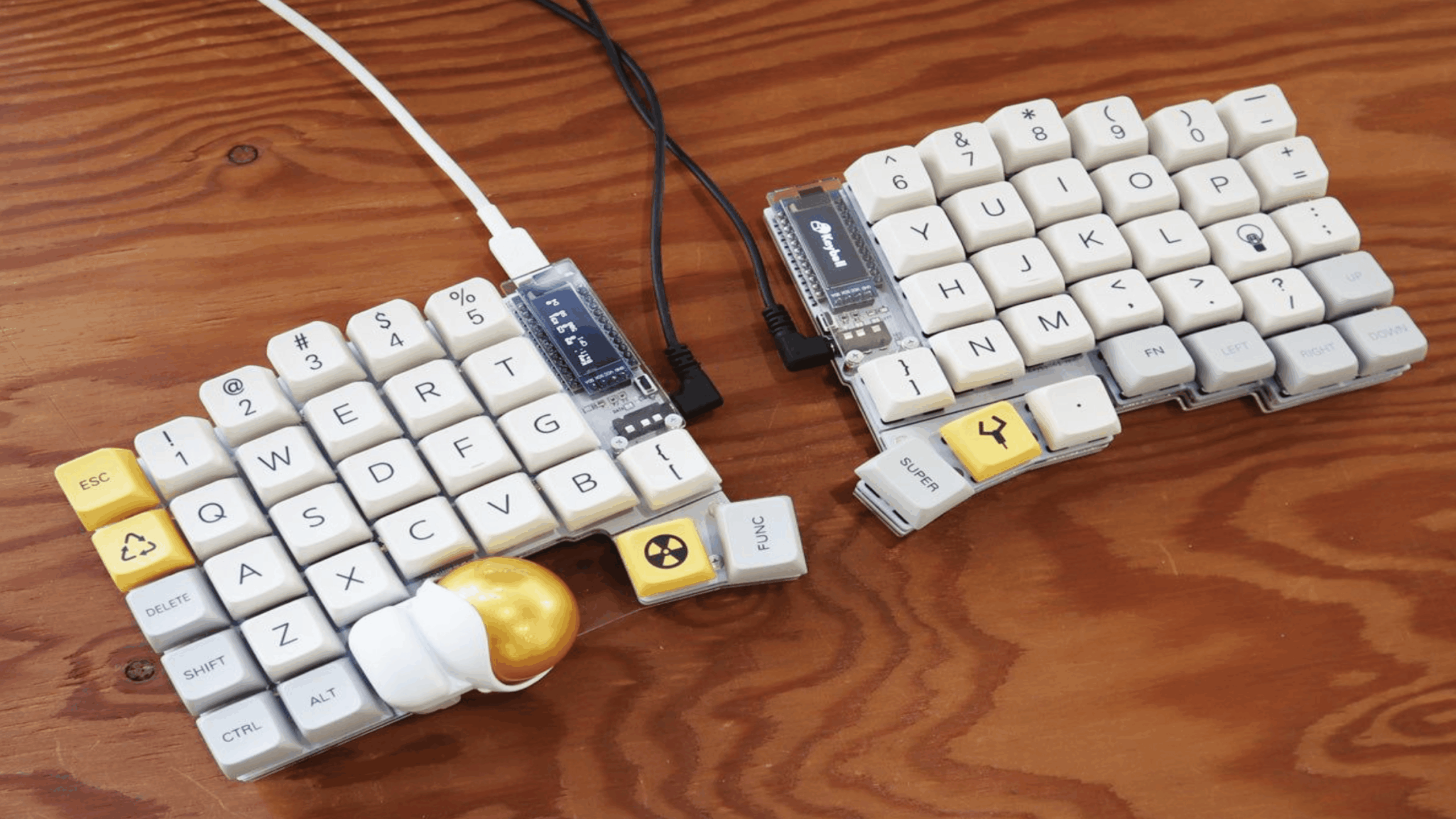 &20 Mechanical Keyboards That Look Straight Out of Cyberpunk