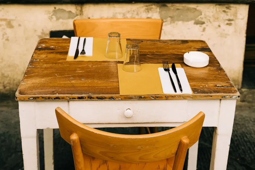 Why former restaurant workers say you should look around the dining ...