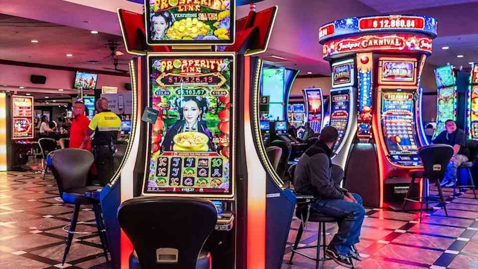 $1 beers, $3 hot dogs, and $9.99 steak… This is how you beat Vegas food ...