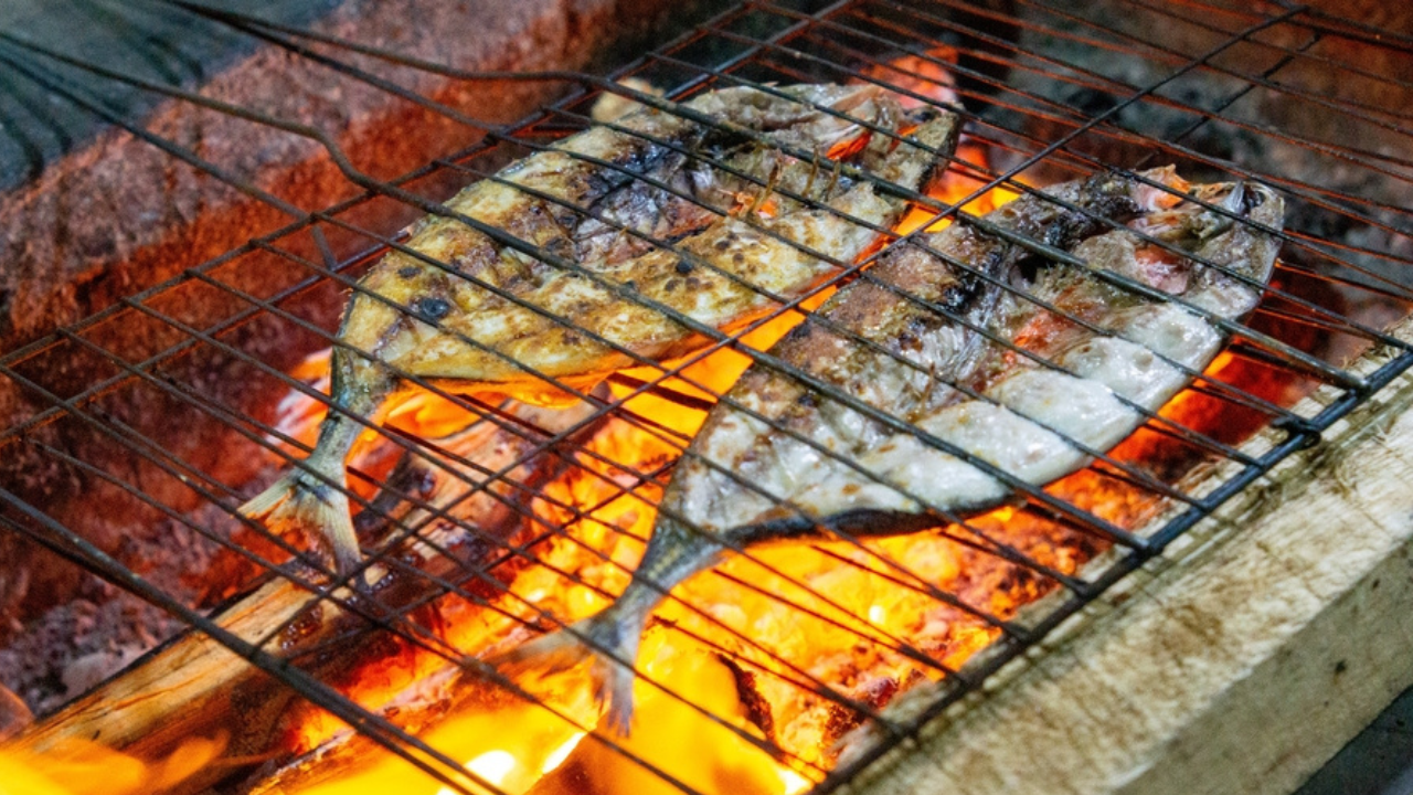 Este é o melhor peixe para grelhar no carvão: não se desfaz e cozinha ...
