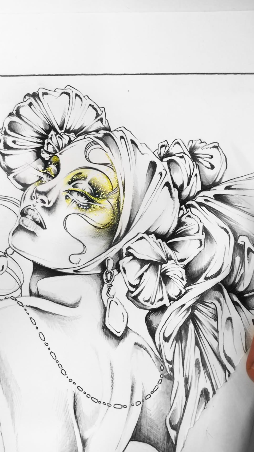 The golden glam makeup look that still feels iconic