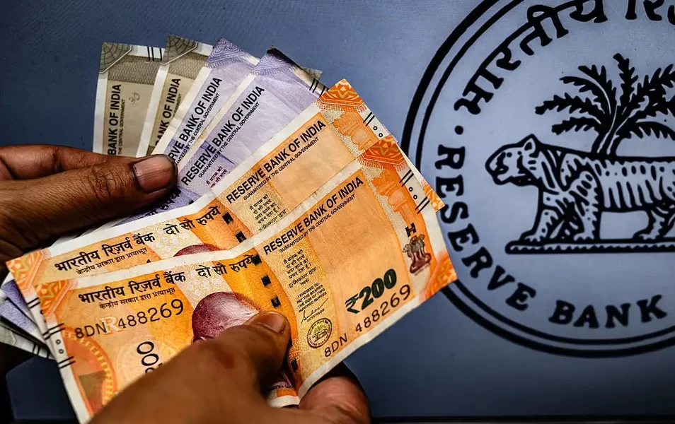Rupee dips as oil rebounds on fading US-Iran peace hopes