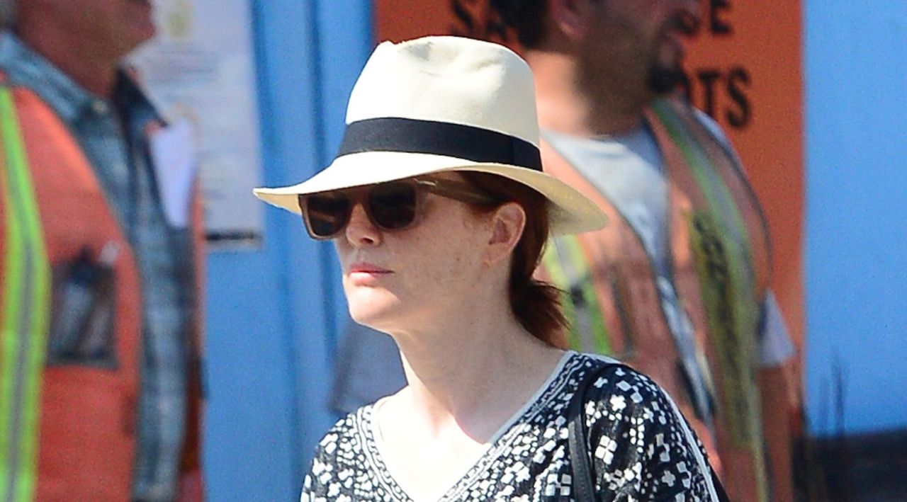 Julianne Moore's tunic dress and Birkenstocks prove practical summer ...