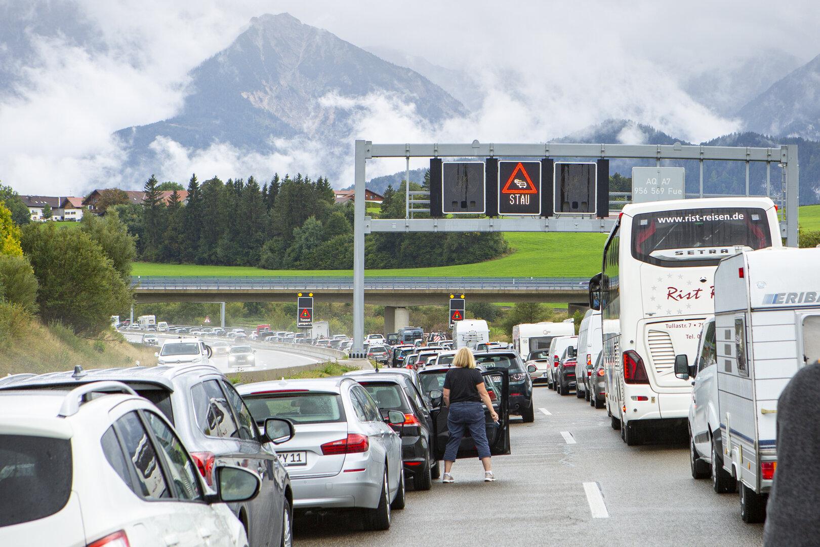 Stundenlange Sperre auf A4 nach Unfall mit drei Lkw