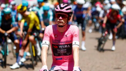 Egan Bernal entra al top 10 del Giro de Italia 2026
