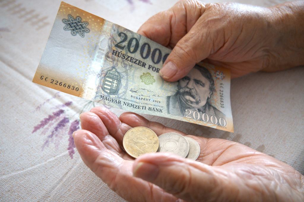 Máskor érkezik a júniusi nyugdíj a számlákra és a postán keresztül ...