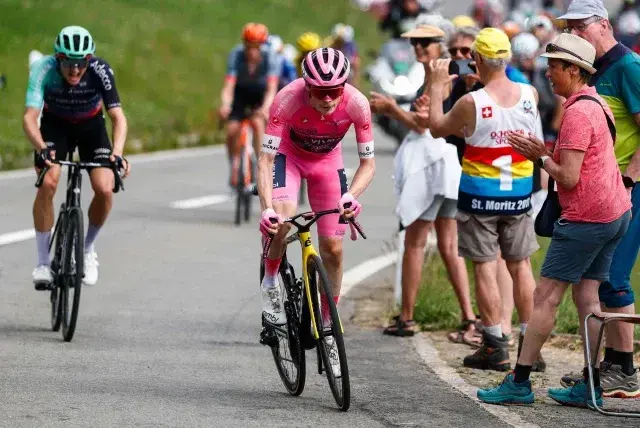 Egan Bernal no se resignó en la etapa 19 y volvió al top-10 en el Giro ...