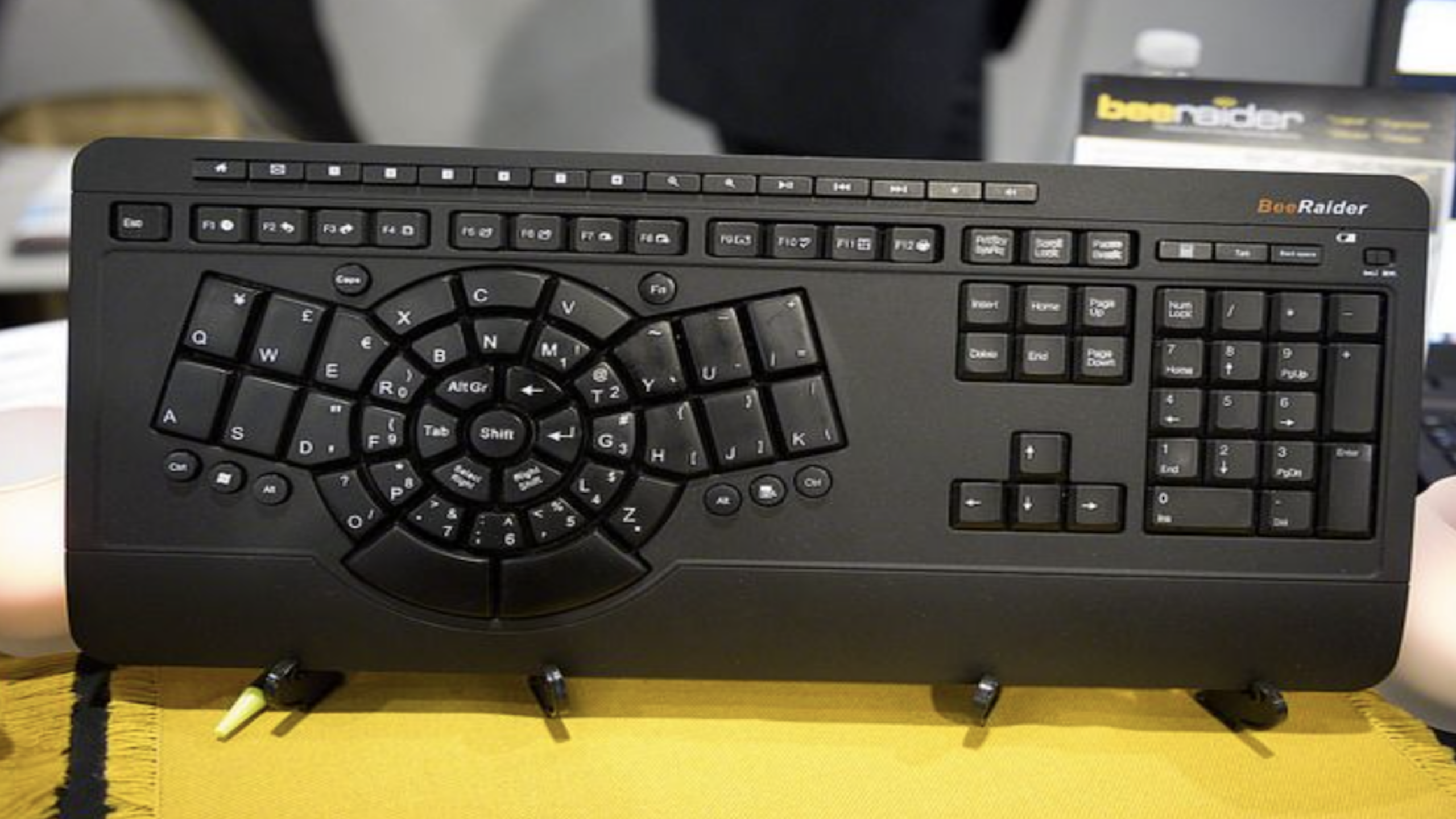 &20 Mechanical Keyboards That Look Straight Out of Cyberpunk