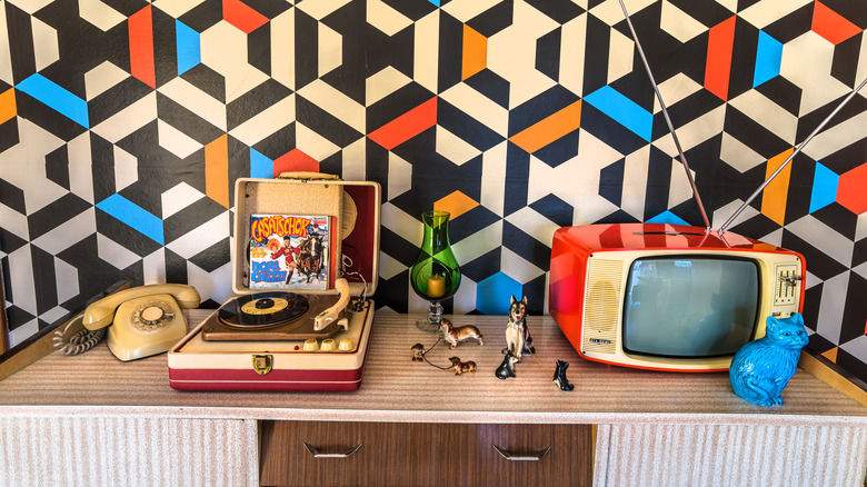 15 colors to decorate with for a retro '50s aesthetic