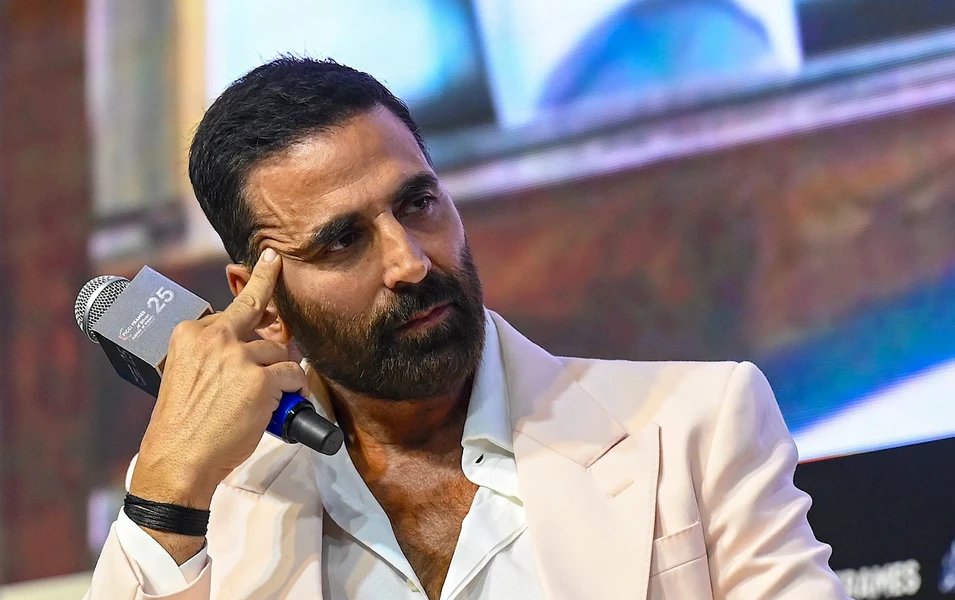 Akshay Kumar shoots Bhojpuri song despite 103° fever