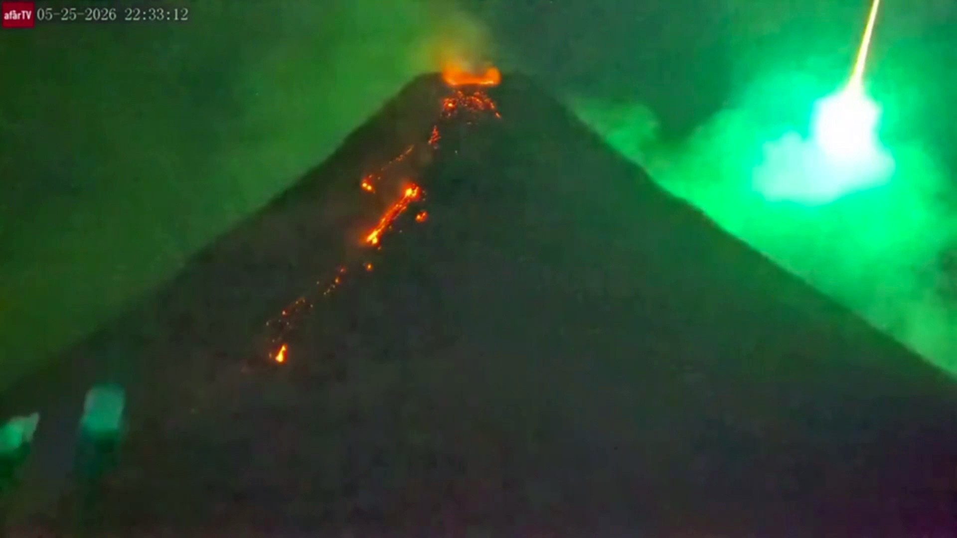 Video shows meteor falling behind Mayon Volcano in Philippines