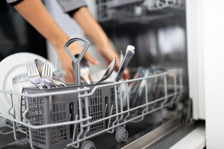 8 easy cleaning tasks you should do before bed for a tidy morning