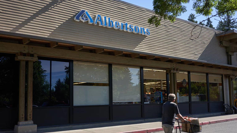 87-year-old retail grocery giant Albertsons closes a dozen stores ...