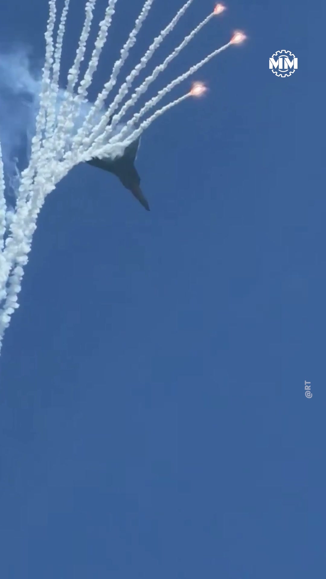 F-22 Raptor unleashes massive flare burst