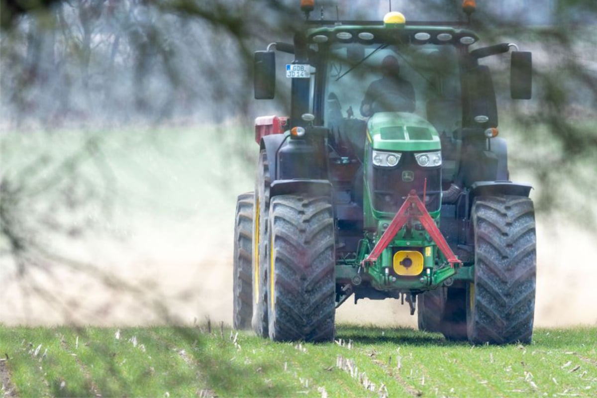 70-jähriger von tonnenschwerem Traktor überrollt - Hubschrauber im Einsatz