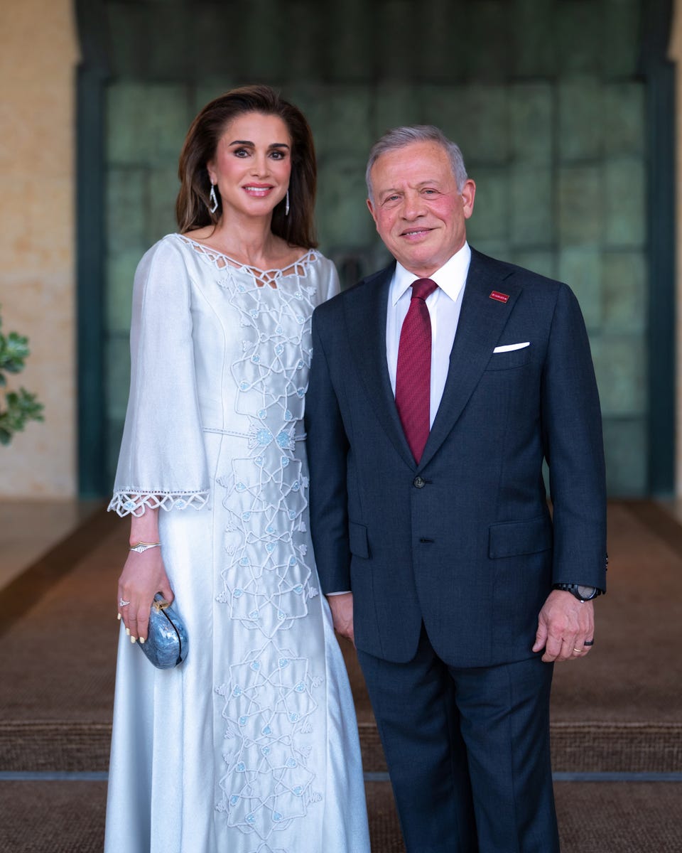 La reina Rania de Jordania da una lección de estilo con un vestido gris ...