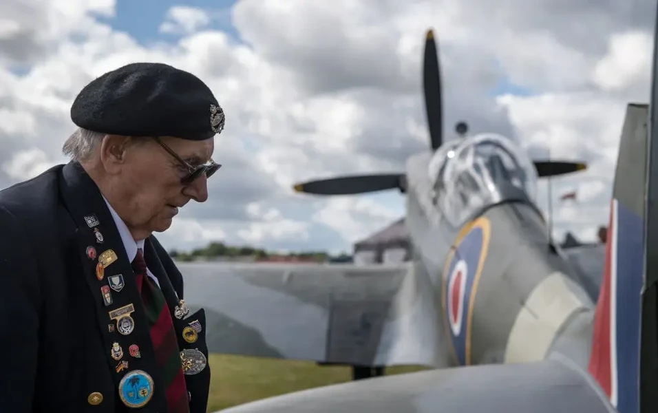 98-year-old WWII veteran sets wing walk world record