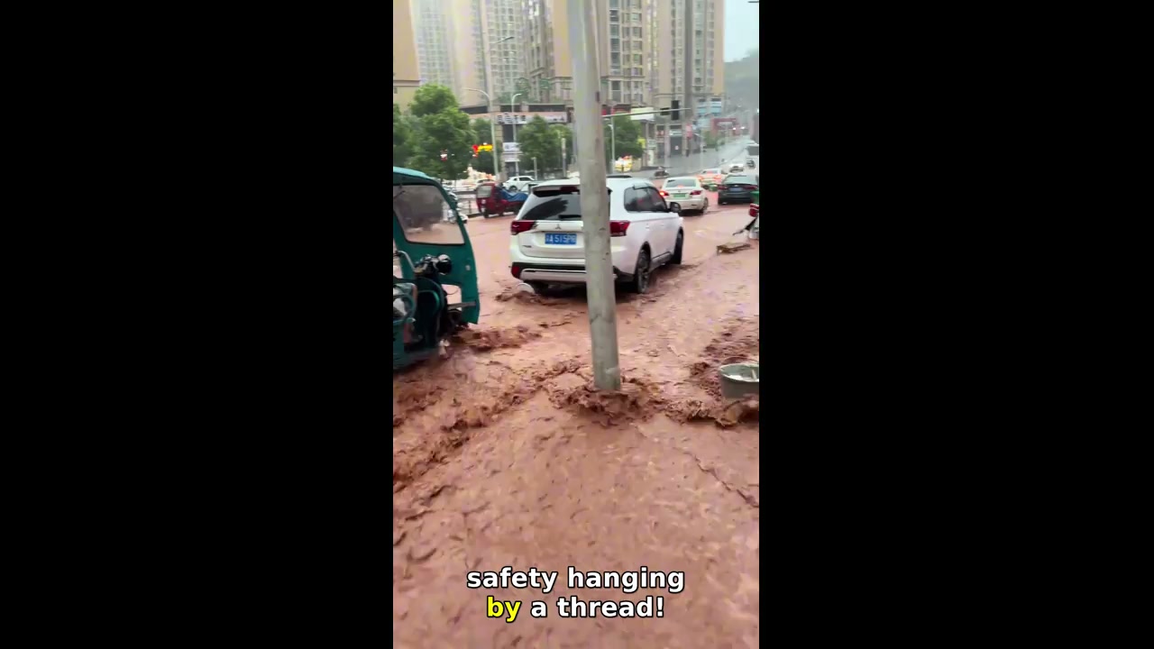 Dramatic flood rescue in Chongqing: Locked door break-in